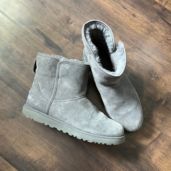 UGG | Shoes | Ugg Womens Classic Mini Ii Size 75 | Poshmark